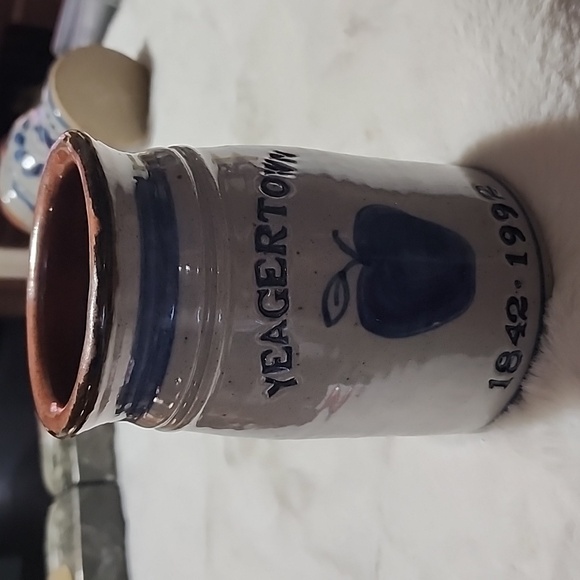 VINTAGE ESSIG POTTERY CROCK | Accents | Vintage Yeagertown Essig ...